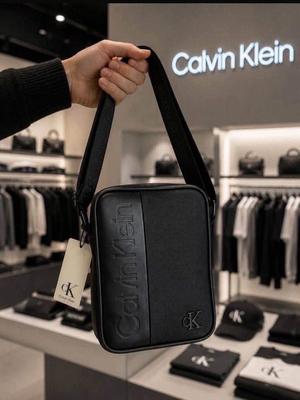 Muške crossbody torbice – premium brendovi Opis: - Elegantne muške