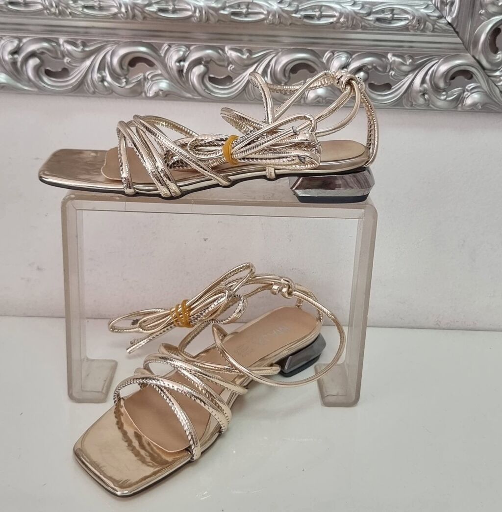 Sandale sa kaišićima – zlatne - Model: elegantne ravne sandale sa