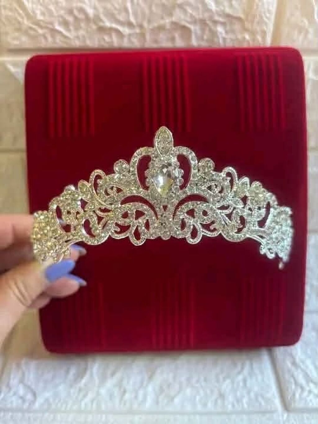 Luksuzne krune/tiara za svečane prilike. - Elegantan dizajn sa bogatim