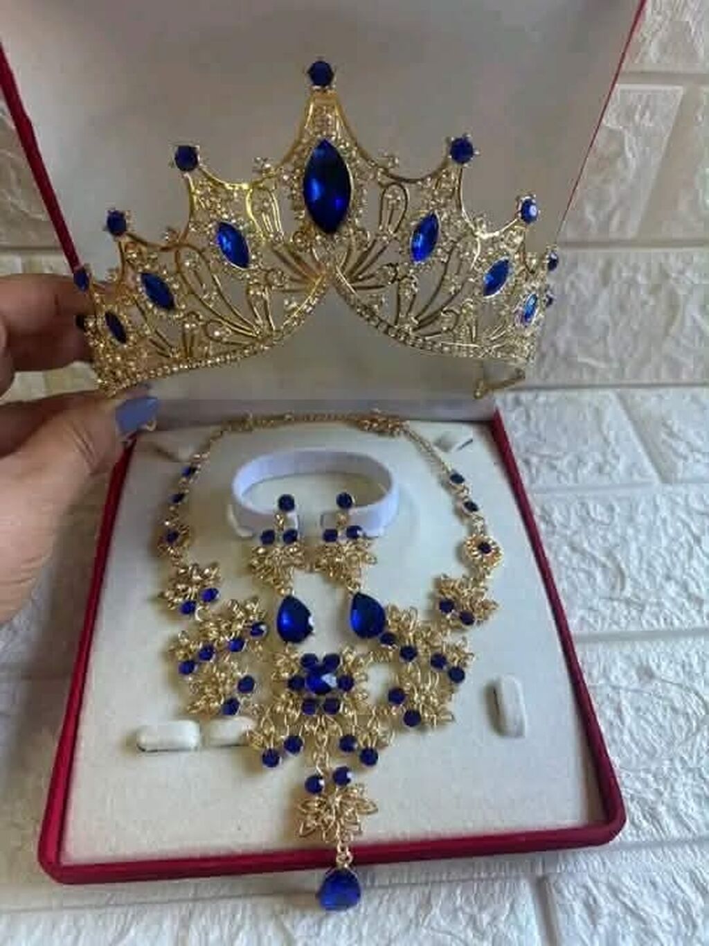 Luksuzni set nakit sa krunom . 3000 NOVO - Komplet sadrži