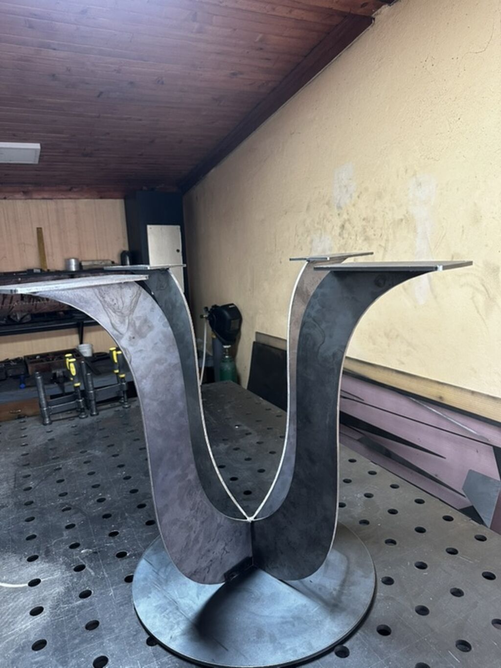 Prodajem metalno postolje seceno na laseru, sa skrivenim varovima