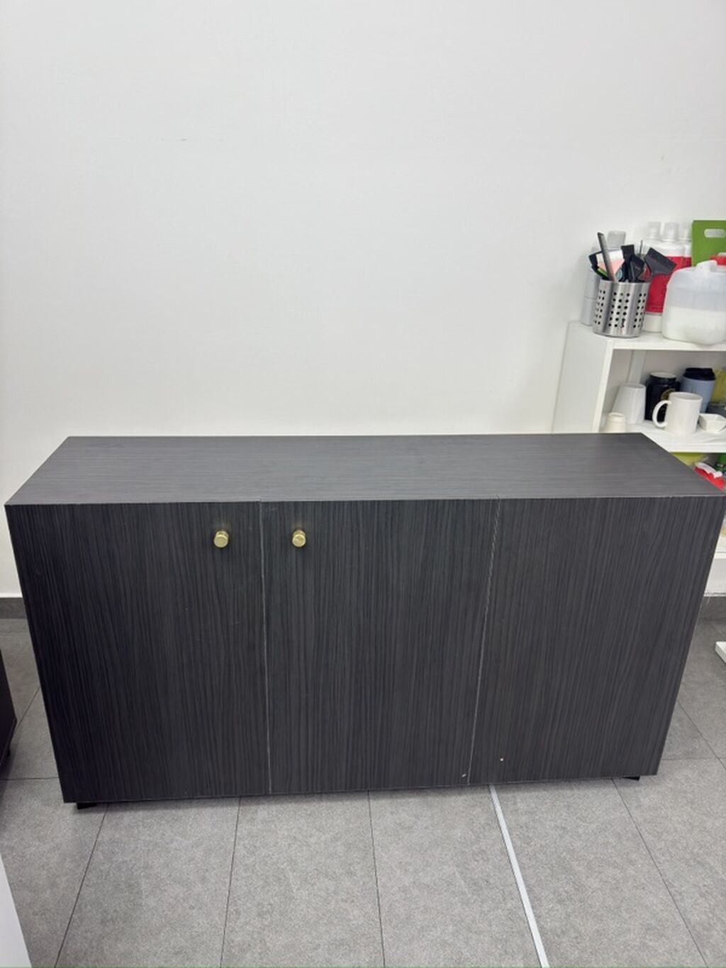 Komoda sa 3 vrata 135cmx72cmx35cm (sa manjim ostecenjem)