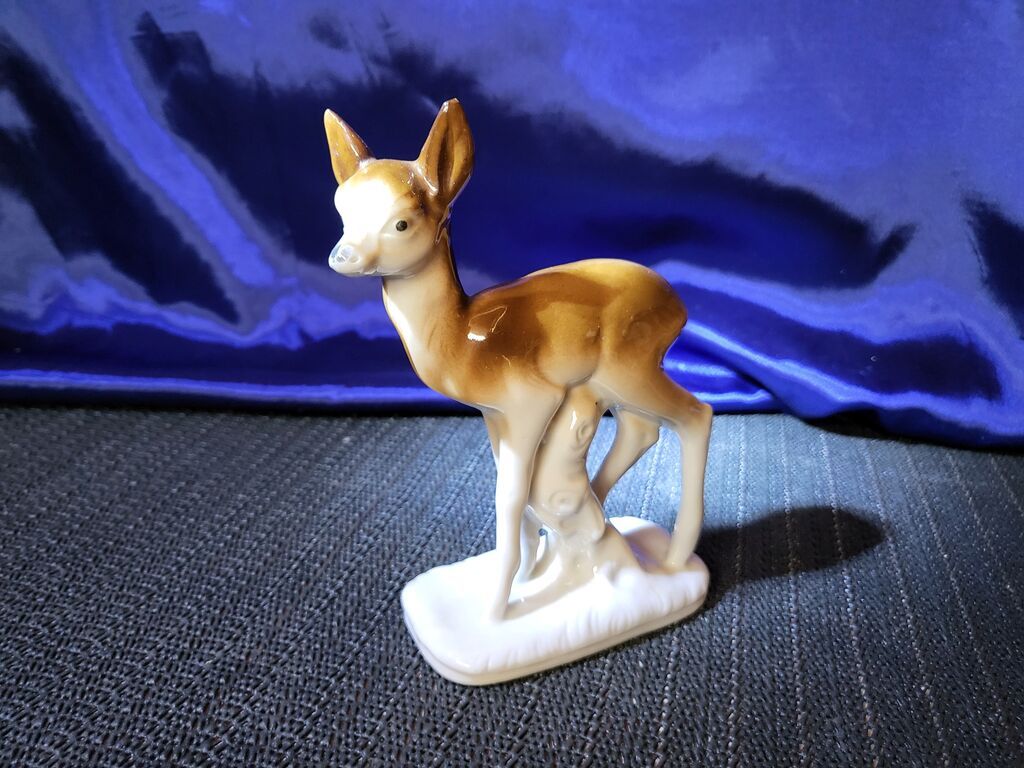 Figura nova nemacka foreign iz 70ih.godina. Porcelanska figura,sve na