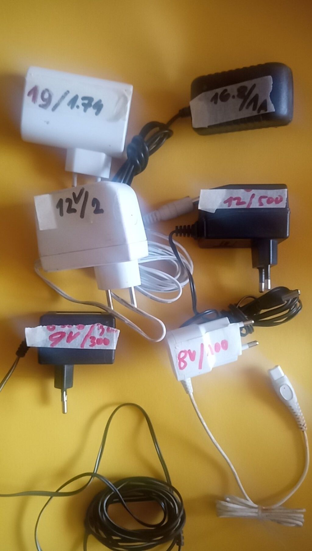Ispravljači/adapteri za različite uređaje - Ulaz: mrežni 220–240 V AC