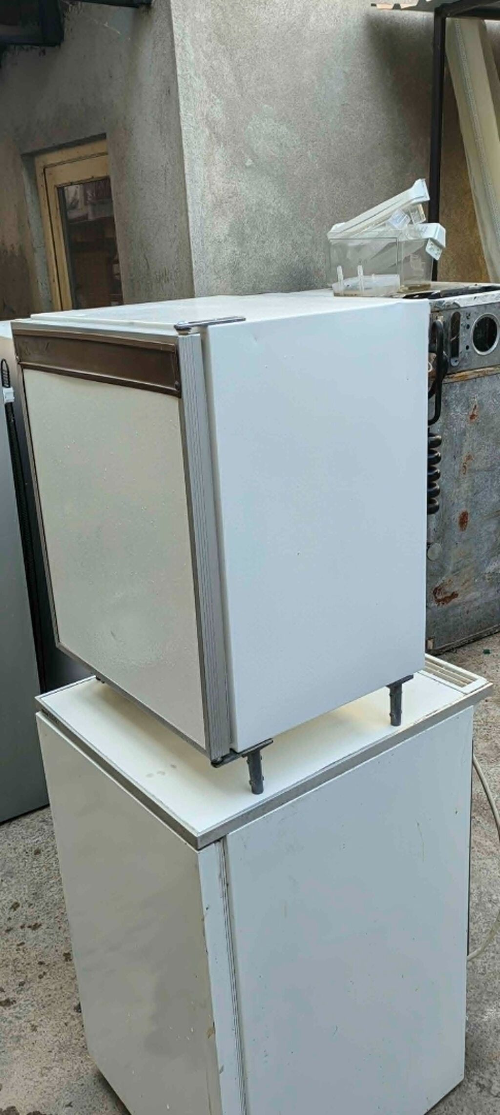 Prodajem frizider na plin 50L-60L. Cena 150€
