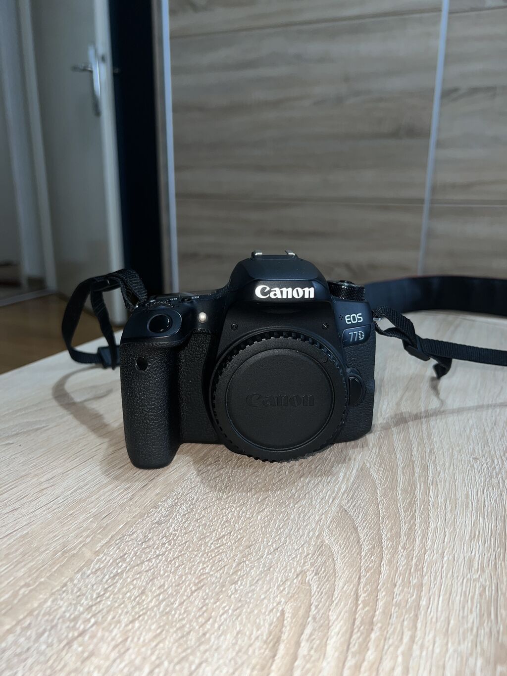 Prodajem canon 77d i celu opremu uz njega Odmah da krenem na stvar
