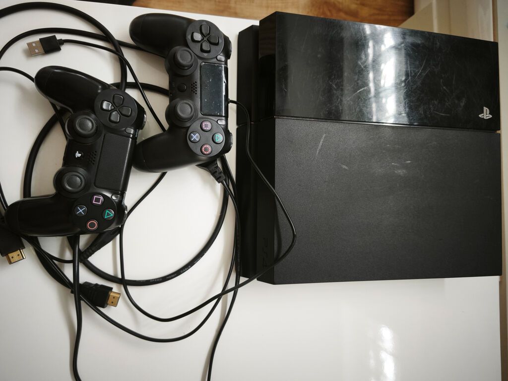 Prodajem PlayStation4 sa konzolama u odlicnom stanju. Kapacitet