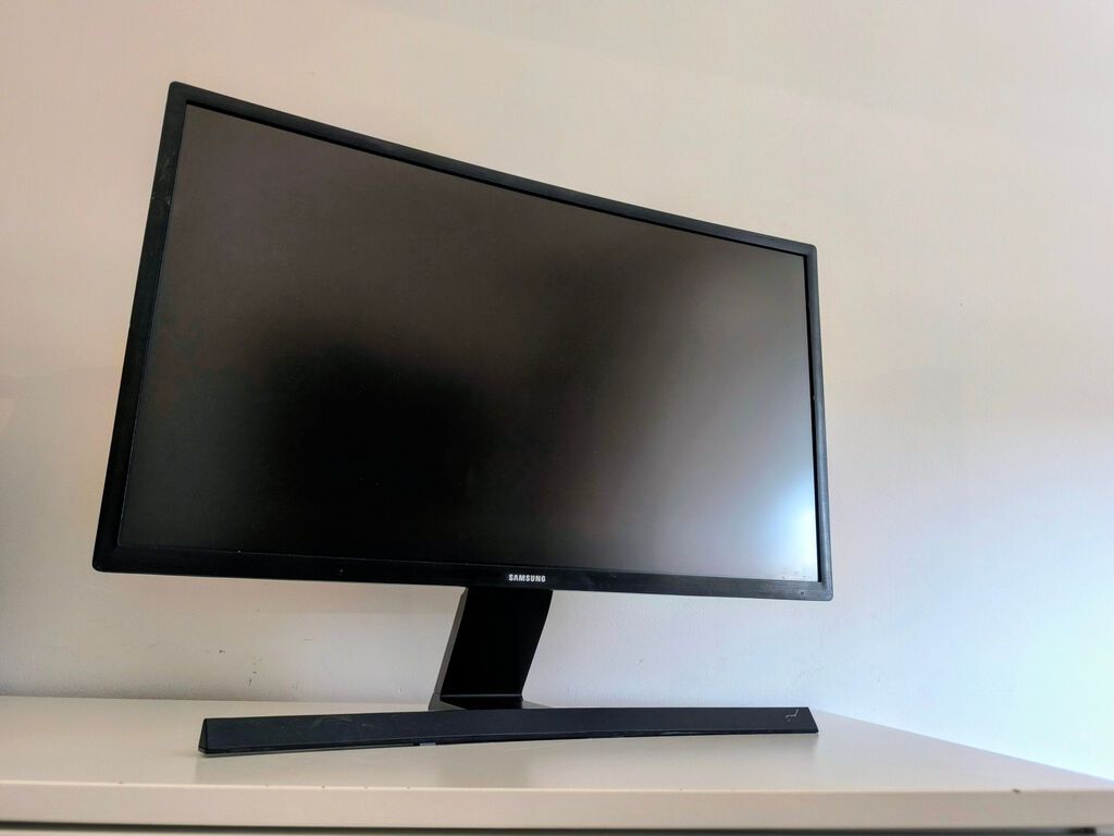 Samsung 24" curved Prodajem vrhunski monitor Samsung LS24E510CS