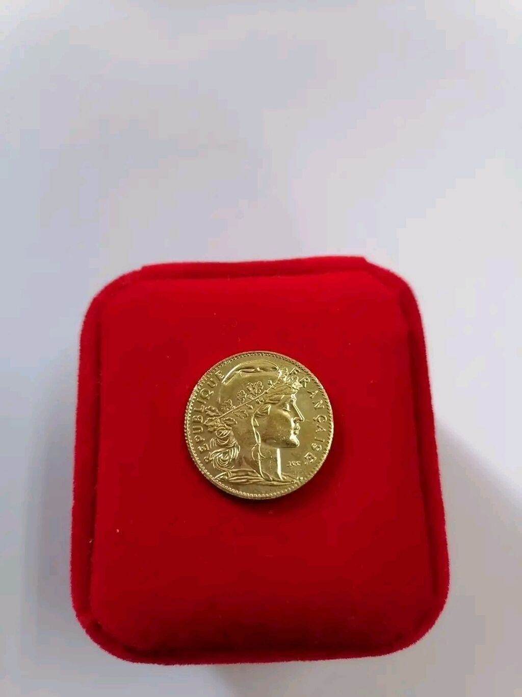 Francuski zlatnik 10 franaka, pozlata. Novčić je deo istorije