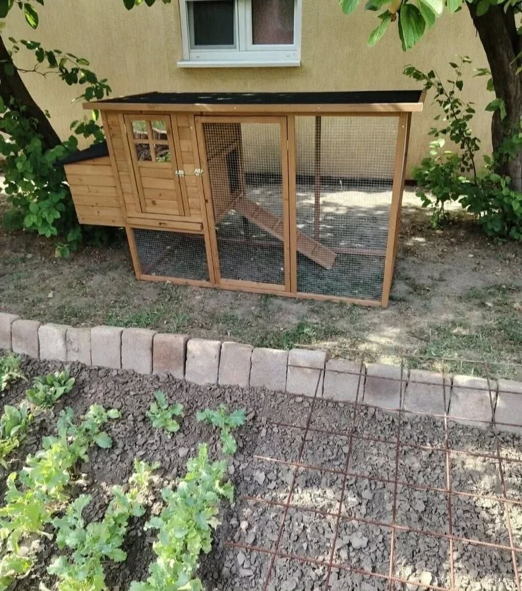 --- PART 1: TEXTUAL DESCRIPTION --- Ovaj drveni kokošinjac sa kavezom