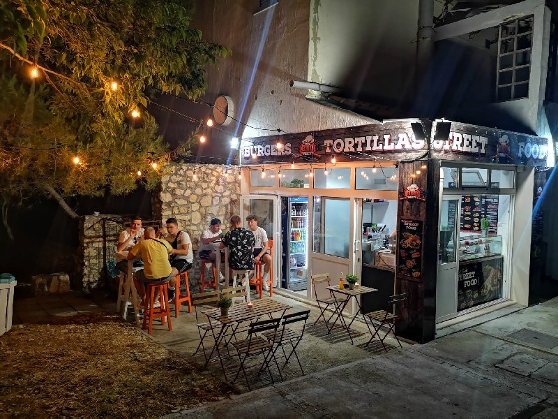 DOSTAVLJAČ/ICA UZ POVREMENU ISPOMOĆ U FAST FOOD-u