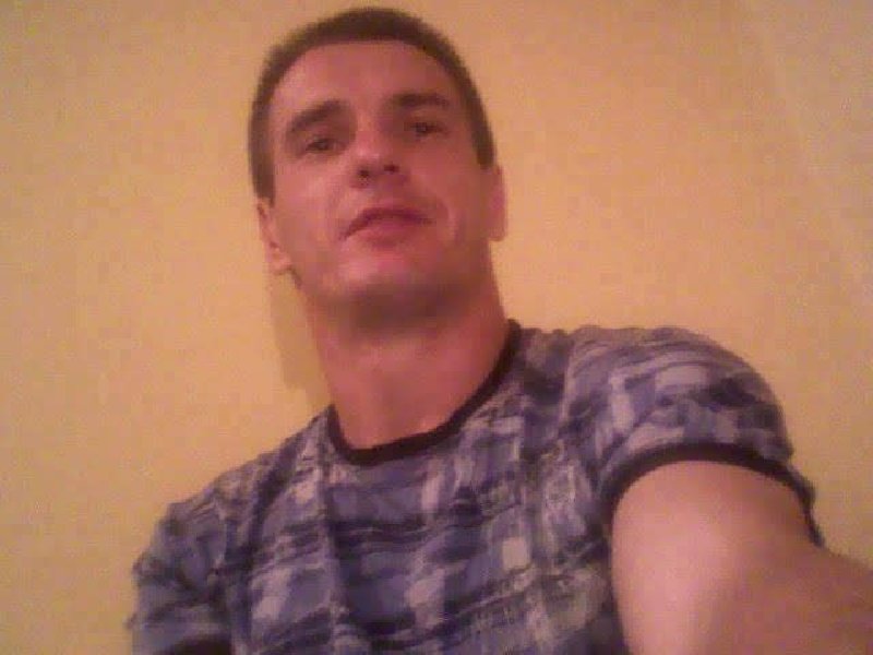 Ozbiljan muskarac zeli da upozna devojku za vezu