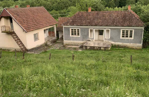 Dve kuce na prodaju-Bogovadja