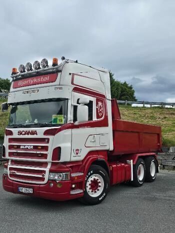 Prodaje se Scania R620LA 6X2HNB kiper na aukciji