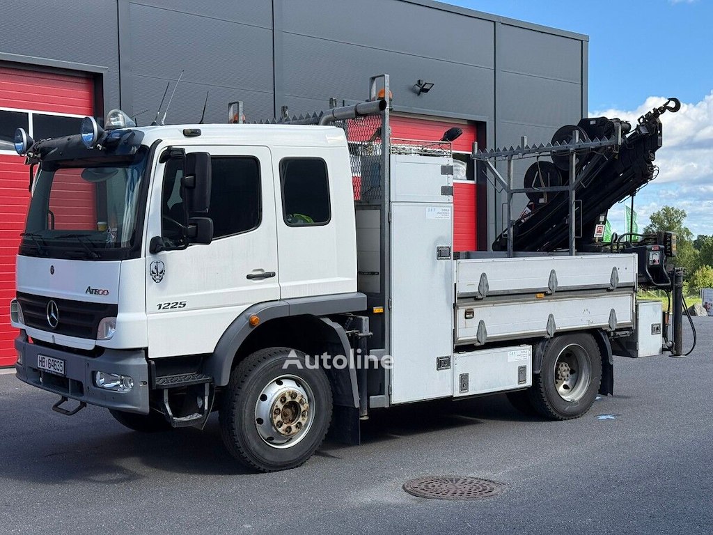 Prodaje se Mercedes-Benz 1225AF/36AT linjebil med Hiab kran og masse utstyr kamion s ravnom platformom na aukciji