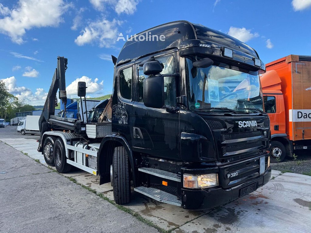 Scania P 320 kamion autopodizač kontejnera