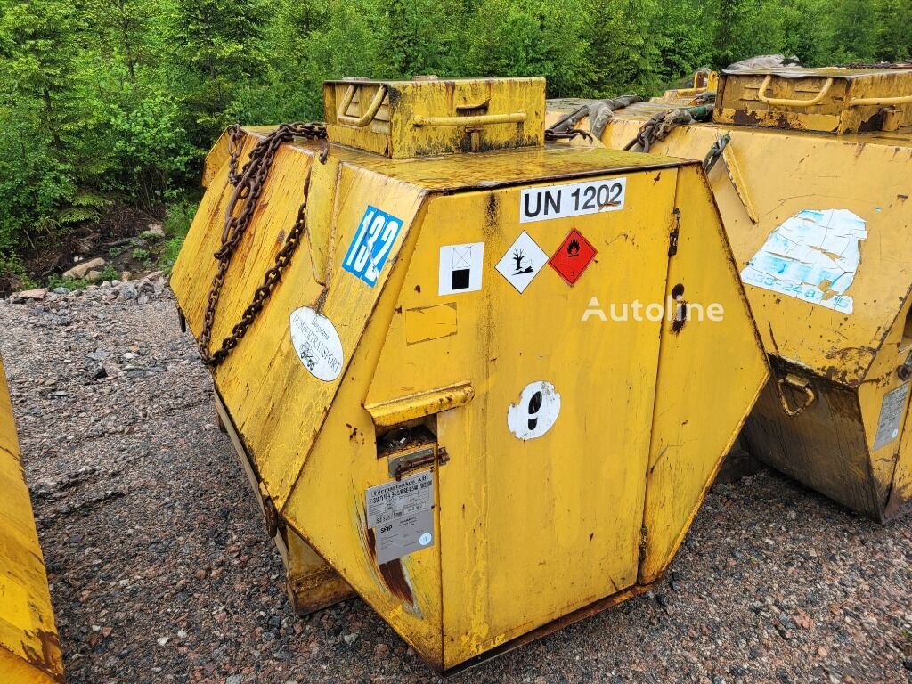 Prodaje se Färmartank 1500 liter med pump rezervoar za skladistenje goriva na aukciji