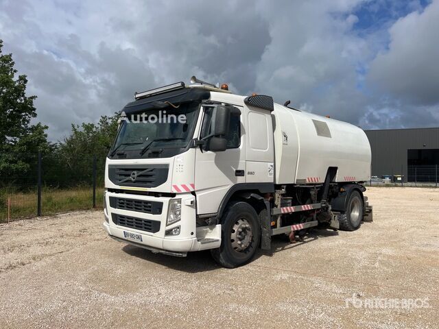 Prodaje se Volvo FM330 vozilo za čišćenje ulica na aukciji