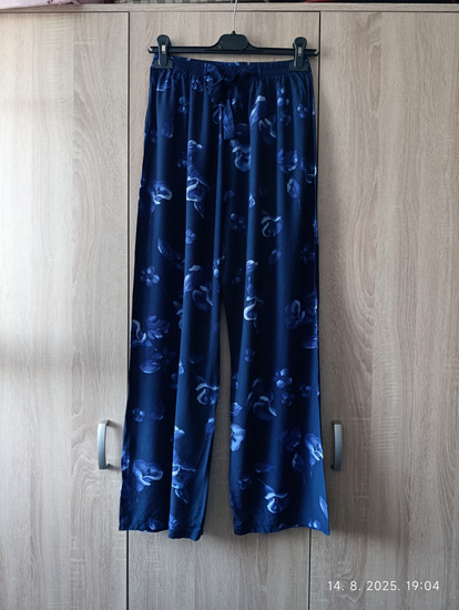 Teget cvetne pantalone