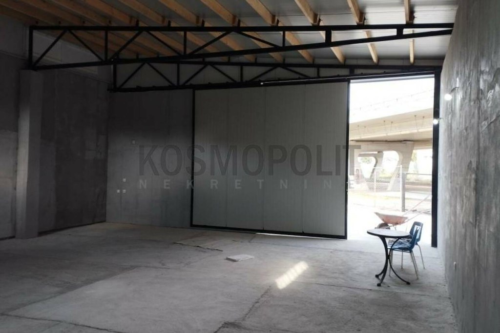 Poslovni prostor / Lokal, Beograd - Batajnica | Izdavanje · 100m² · 700€