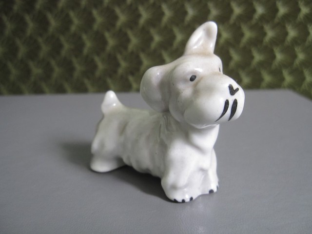 ŠVRĆA  PORCELANSKA    FIGURA