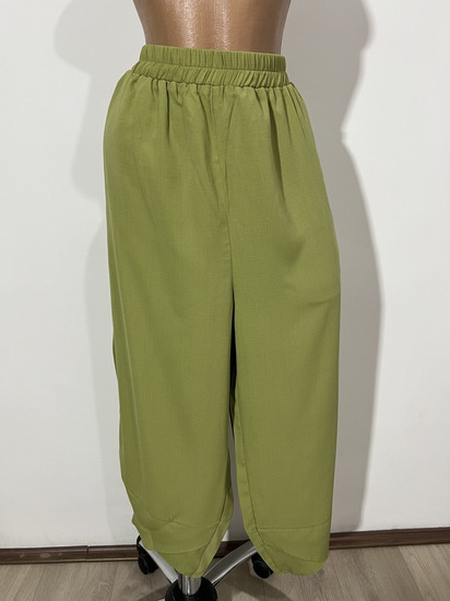 Zanimljive zelene letnje pantalone