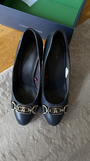 Tomy Hilfiger broj 37