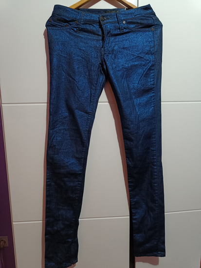 Predivne nenosene svetlucave pantalone