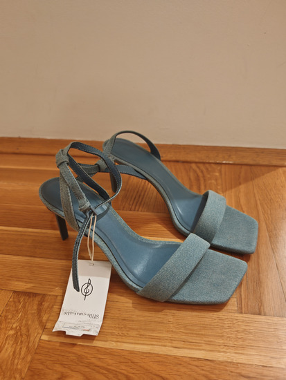 Stradivarius sandale na štiklu
