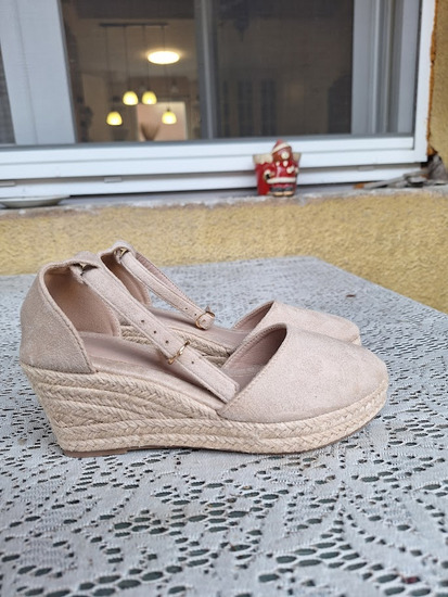 NOVE mekane sandale br 35