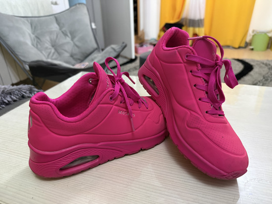Pink Skechers patike skoro nove 38,5vel