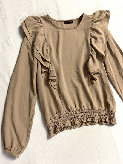 Elegantna bluza sa karnerima