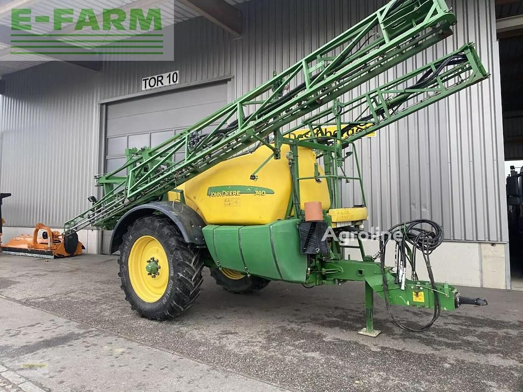 John Deere 740 - 28 m vučena prskalica