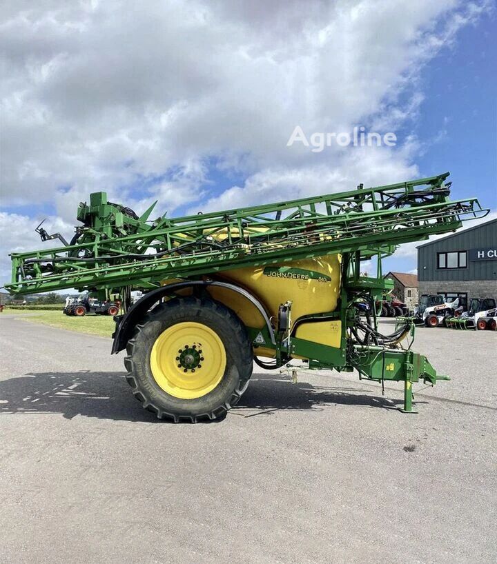 John Deere 840i vučena prskalica