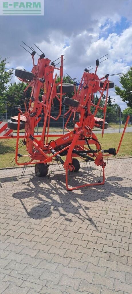 Kuhn gf 8702 prevrtač sena