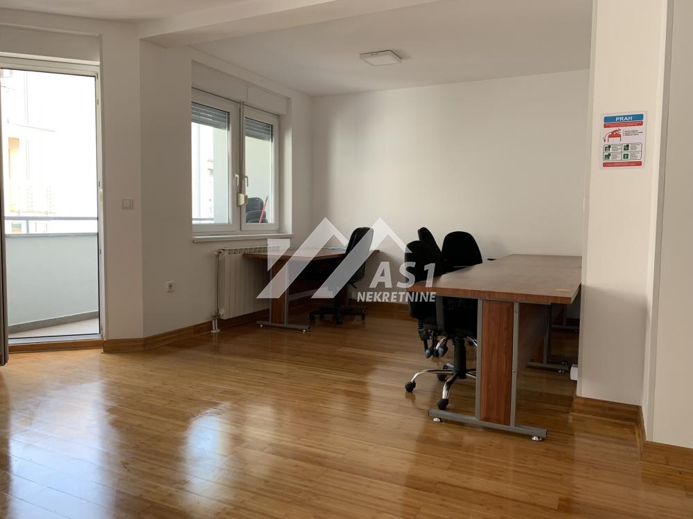 Izdajem renoviran troiposoban poslovni prostor sa privatnim parkingom !!! ID#7114
650 €