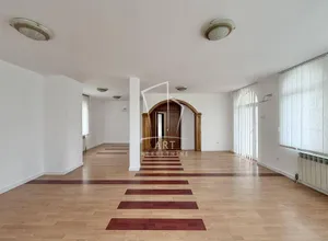 Izdavanje Zgrada - Beograd, Voždovac: Medaković
