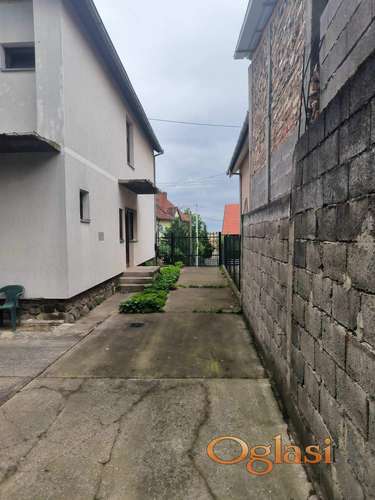 Spratna porodična kuća u Sremskim Karlovcima!