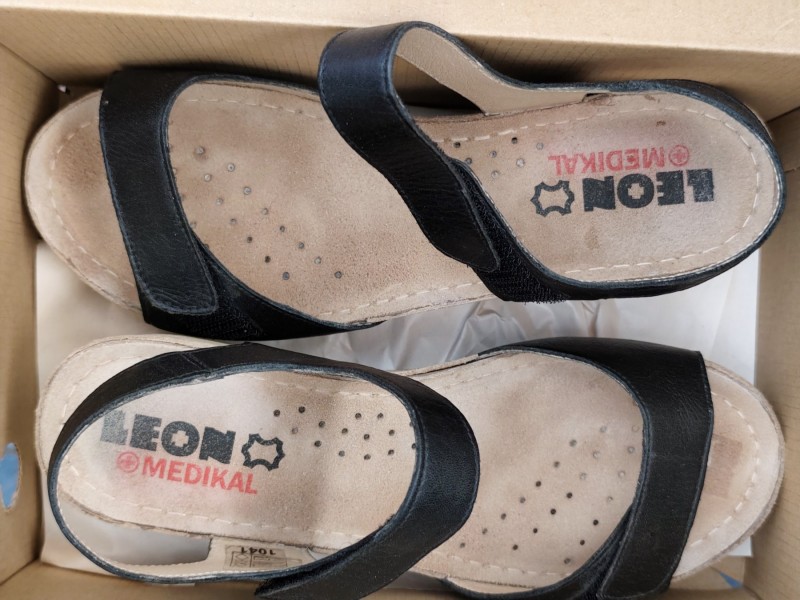Leon sandale nove crne
