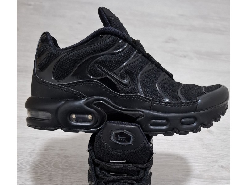 Nike Air Max Plus patike br. 33.5 - original