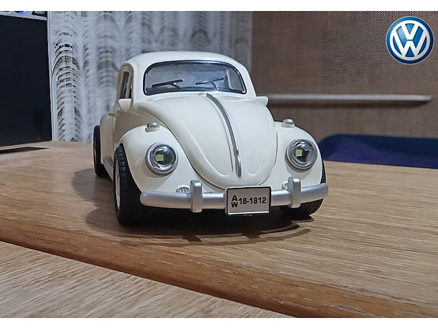 VW Buba (1955) metalni model 1:18 – sa zvukom i svetlom