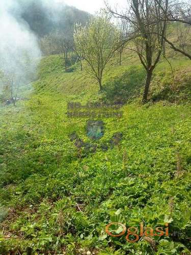 Plac se nalazi između Ledinaca i Popovice. 2/3 place je ravna površina, a 1/3 je pod kosinom-urađene kaskade.