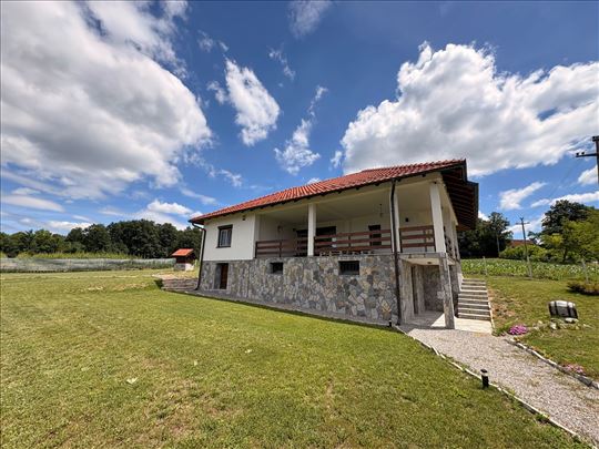 Luksuzno imanje od 3,45 ha sa novom kućom, voćnjak