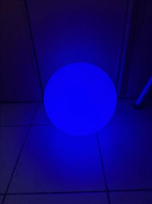 LED svjetiljka promjera 30 cm.
