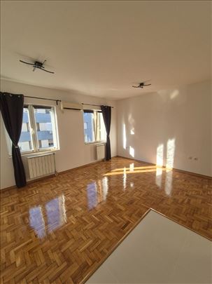 Renovirana garsonjera, 26m2, Bulevar evrope