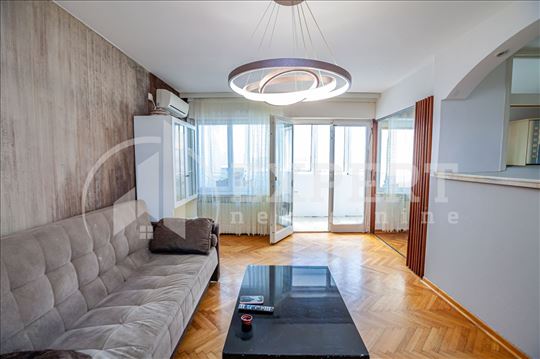 Četvorosoban stan na Margeru, treći sprat, lift