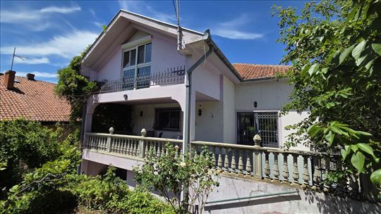 Uknjižena kuća, bazen, garaža na 7,85 ari