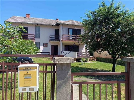 Velika kuća u dobrom stanju na lepoj lokaciji