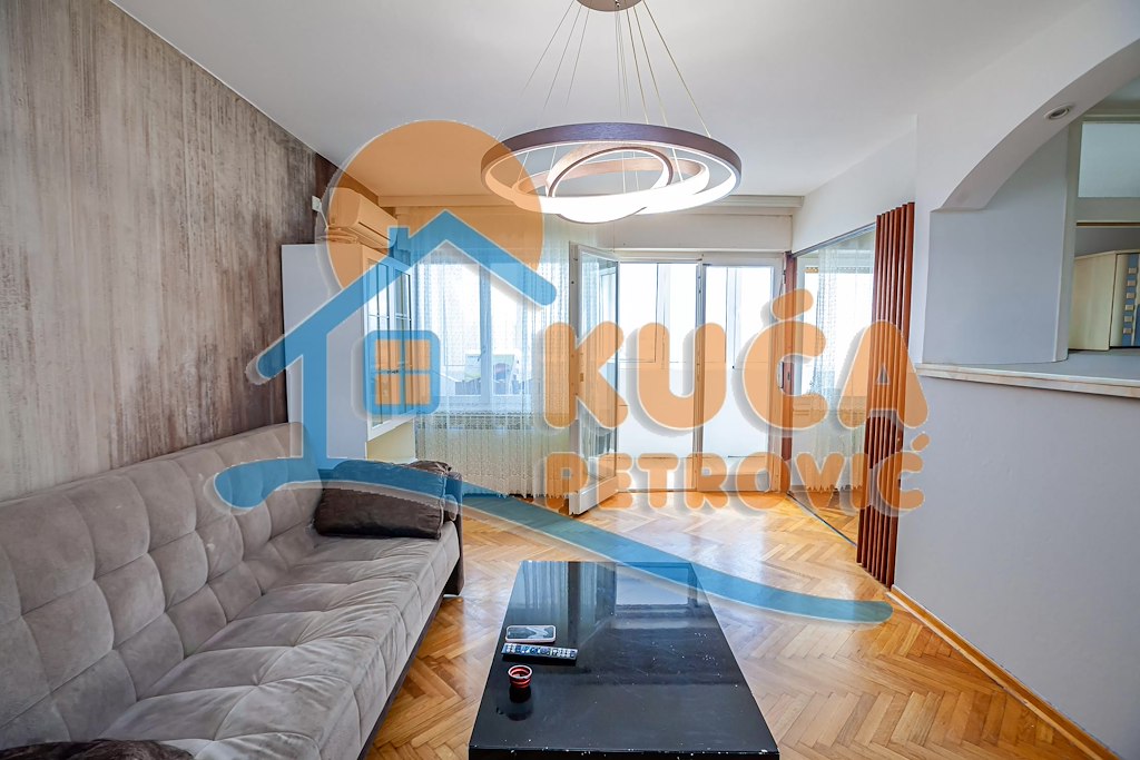 četvorosoban stan, 94 m2, Centar, Trg 14. oktobra ID: p-016736