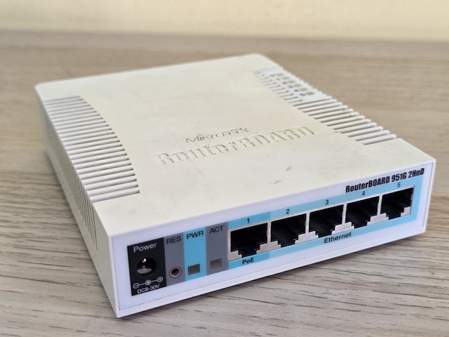 Mikrotik Router Board 951G 2HnD sa 5 portova